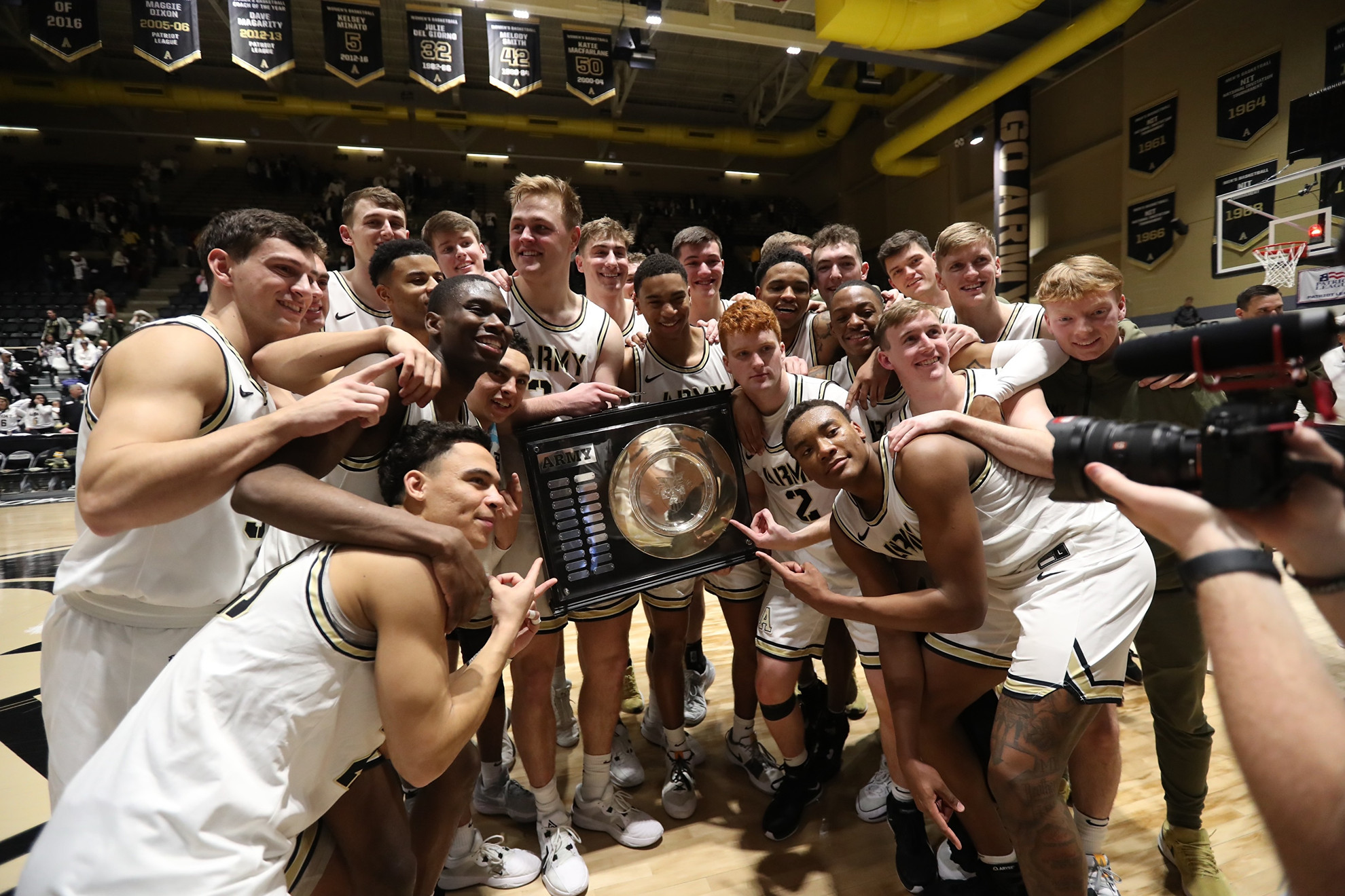 Army Men Victorious in Basketball Star Game - Army Navy Game
